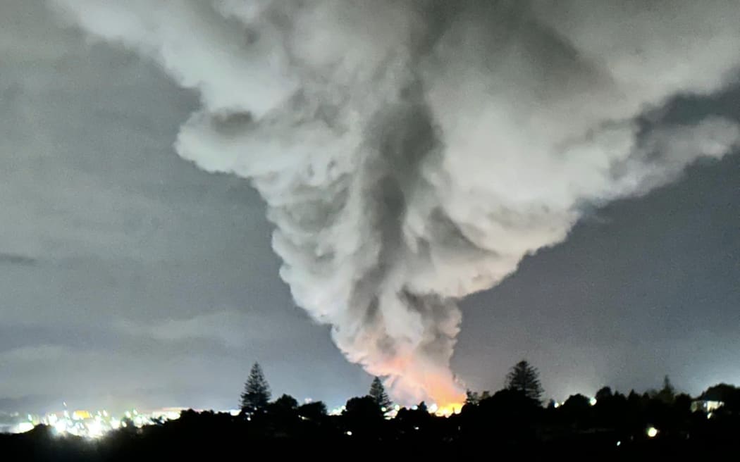 Explosions heard as large fire breaks out in south Auckland | RNZ News