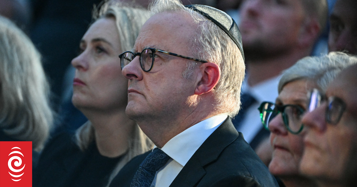 Australian Prime Minister booed as Bondi Beach attack victims honoured ...
