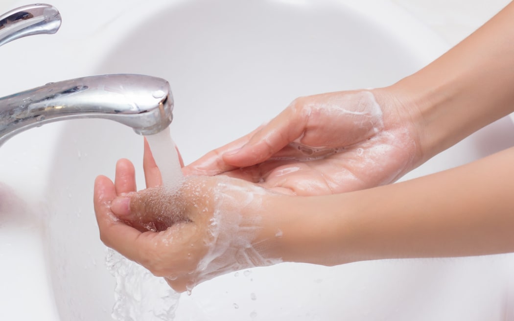 Half of workers have seen colleagues not wash hands at toilet | RNZ News