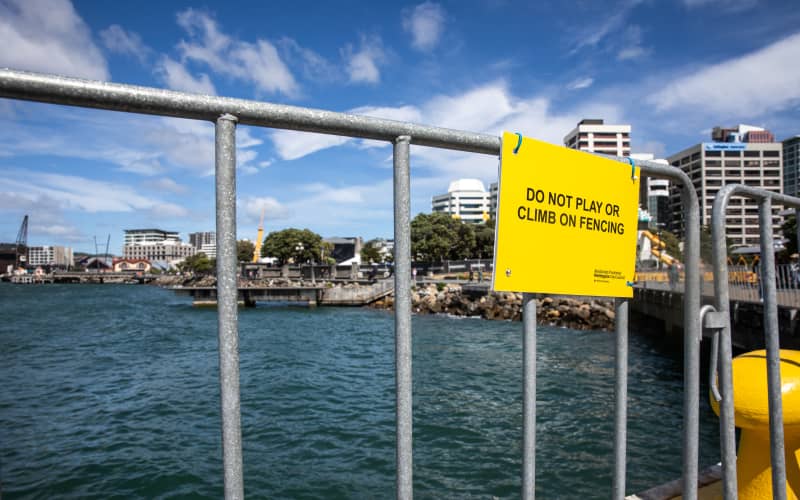 Council to remove temporary fencing at Wellington waterfront | RNZ