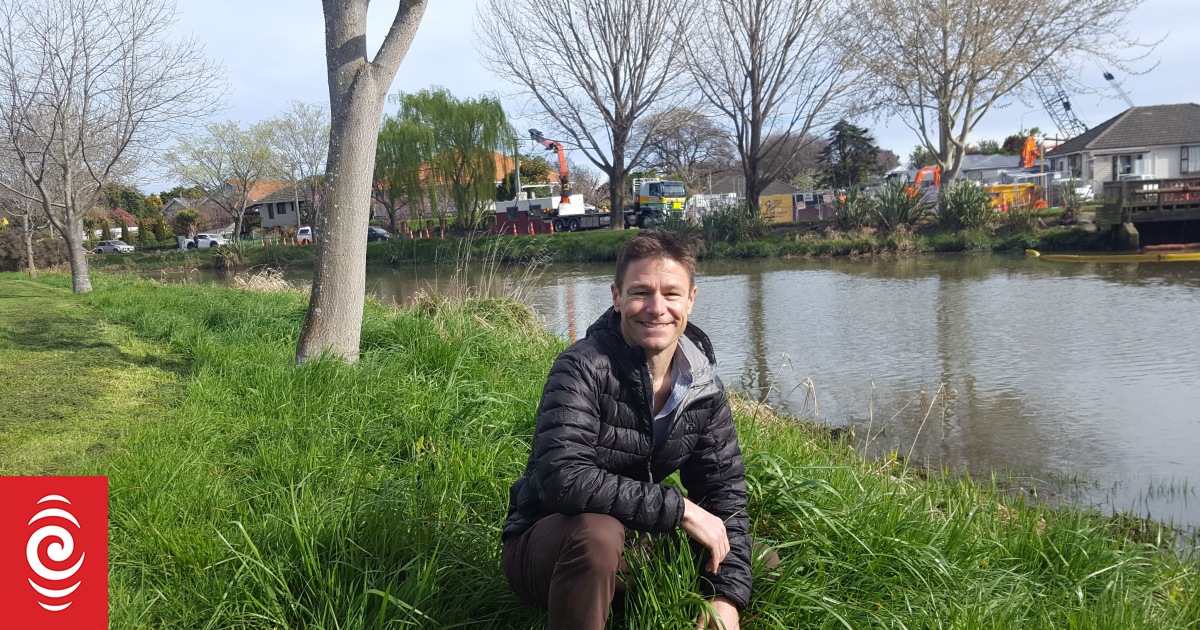 Chch council leaves river banks long to boost whitebait | RNZ News