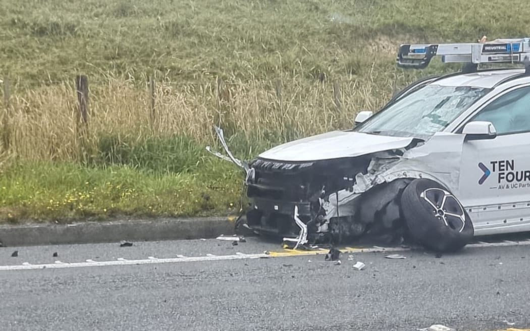 'Extensive damage' to vehicles after crash involving police car | RNZ News