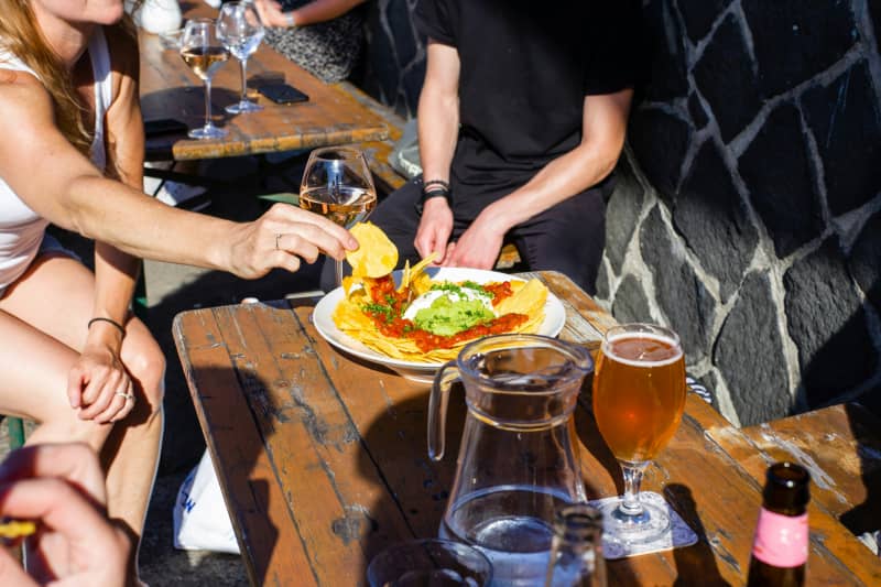 Why drinking alcohol makes you reach for chips and nachos | RNZ