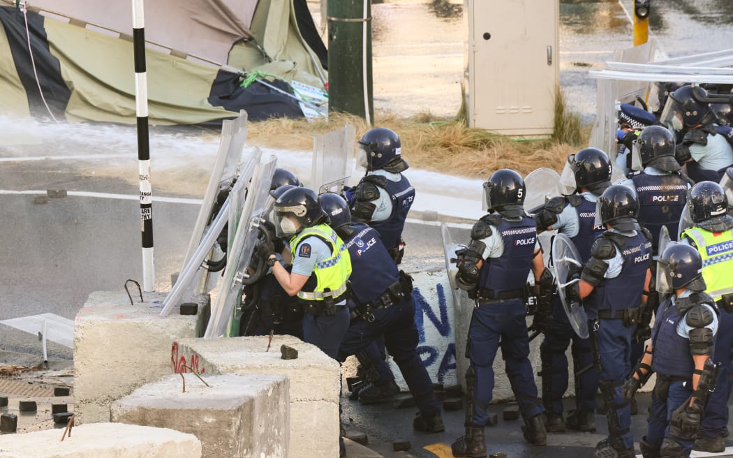 Officers sent to quell Parliament protest with 'gardening gloves ...