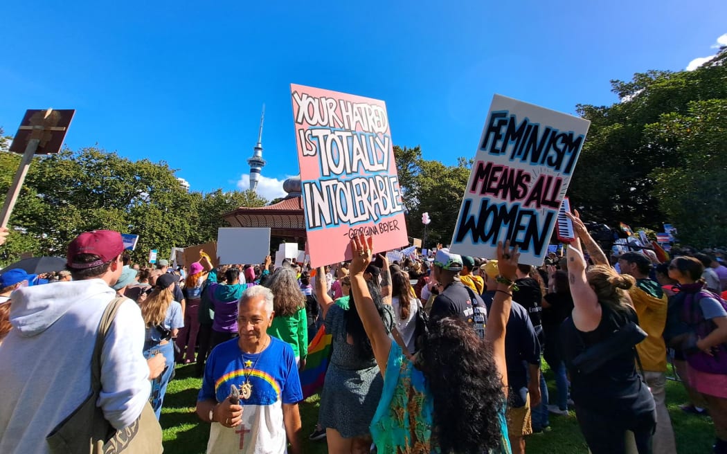 Posie Parker rally: Hundreds counter protest at Albert Park | RNZ News