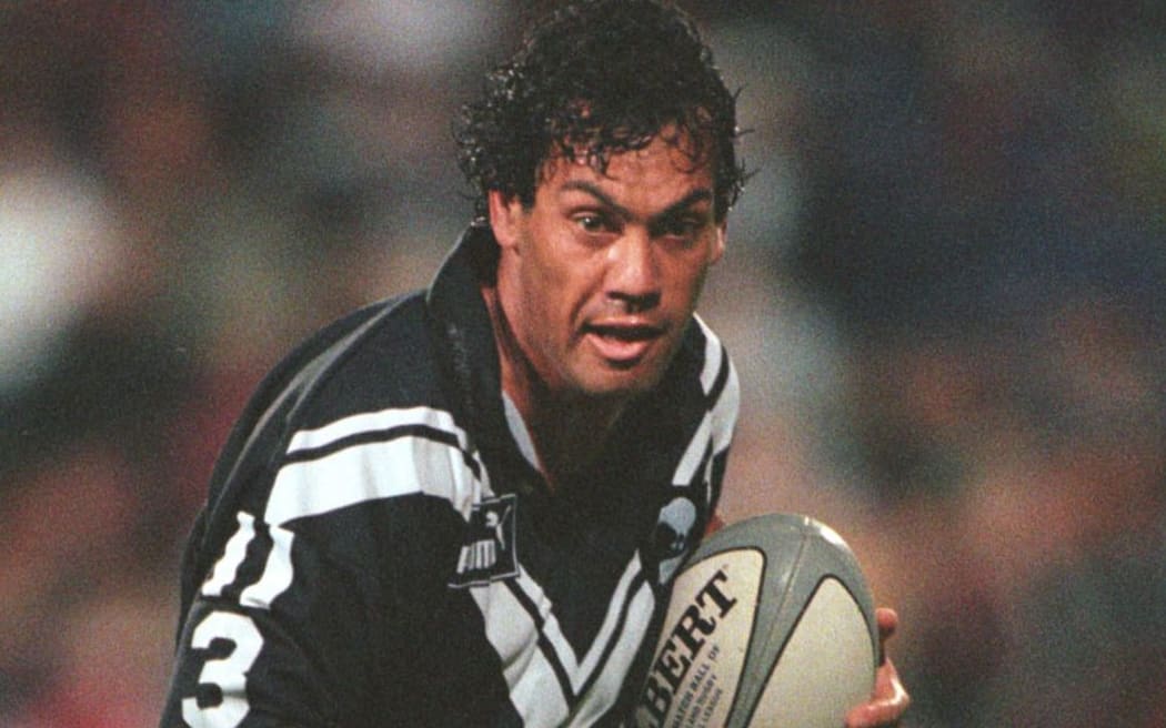 Former Cooks rugby star gets environmental award | RNZ News