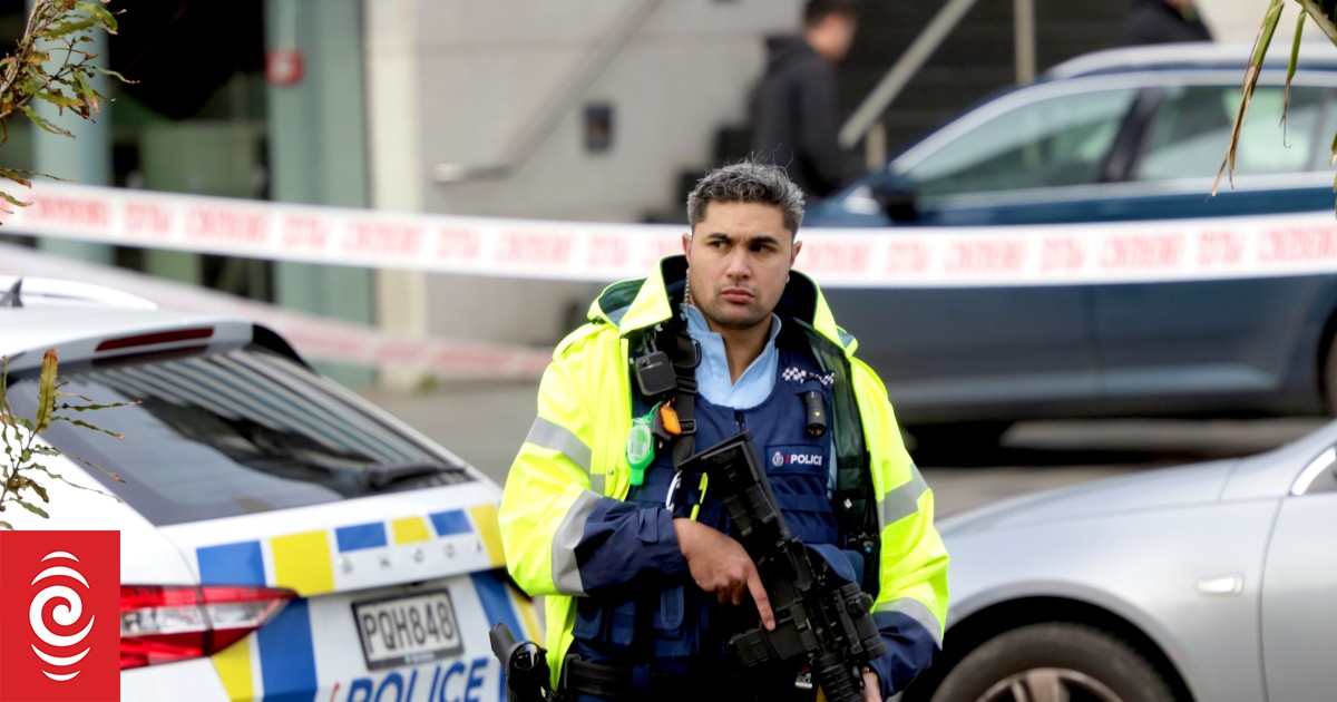 Police officer injured in shooting | RNZ