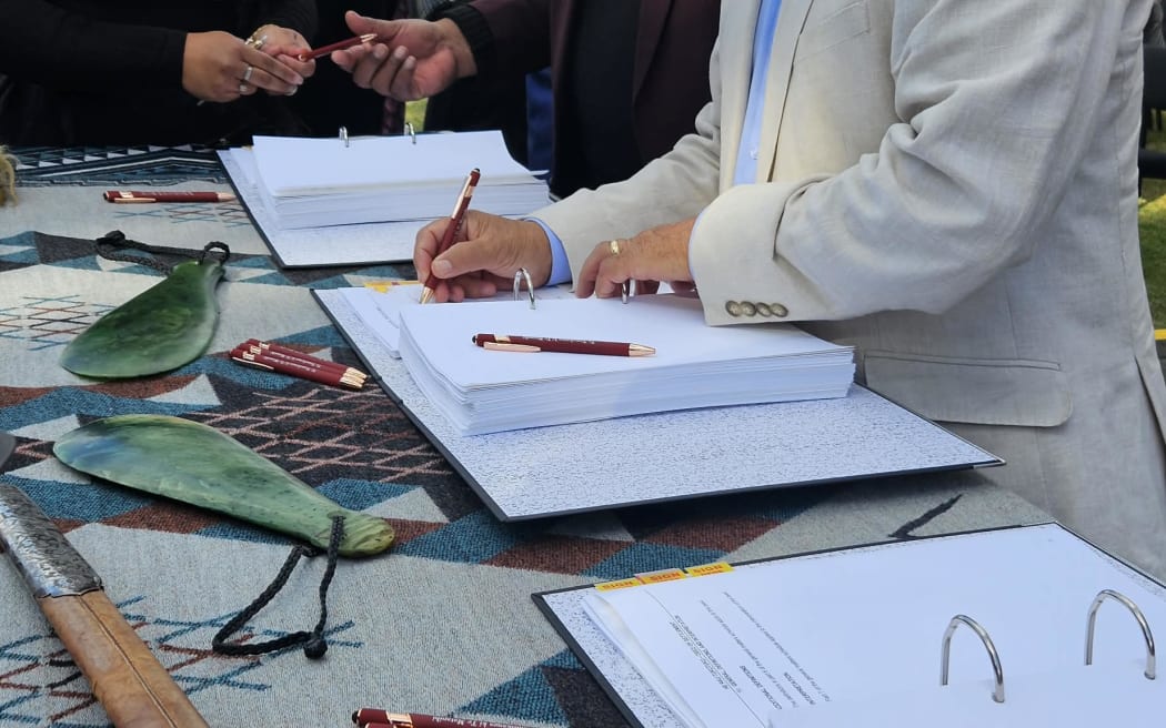 Apology for 'immense harm' as Whanganui iwi sign landmark deal | RNZ News