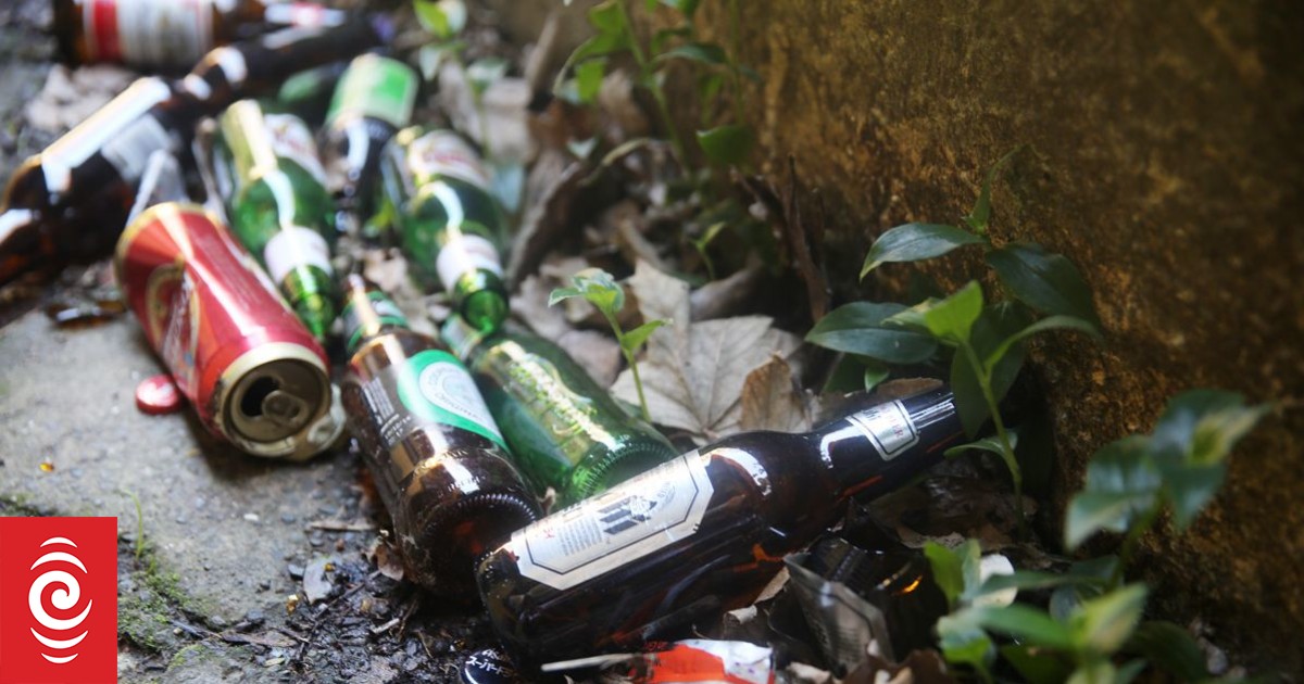 Boozy student ball 'utterly predictable' | RNZ News