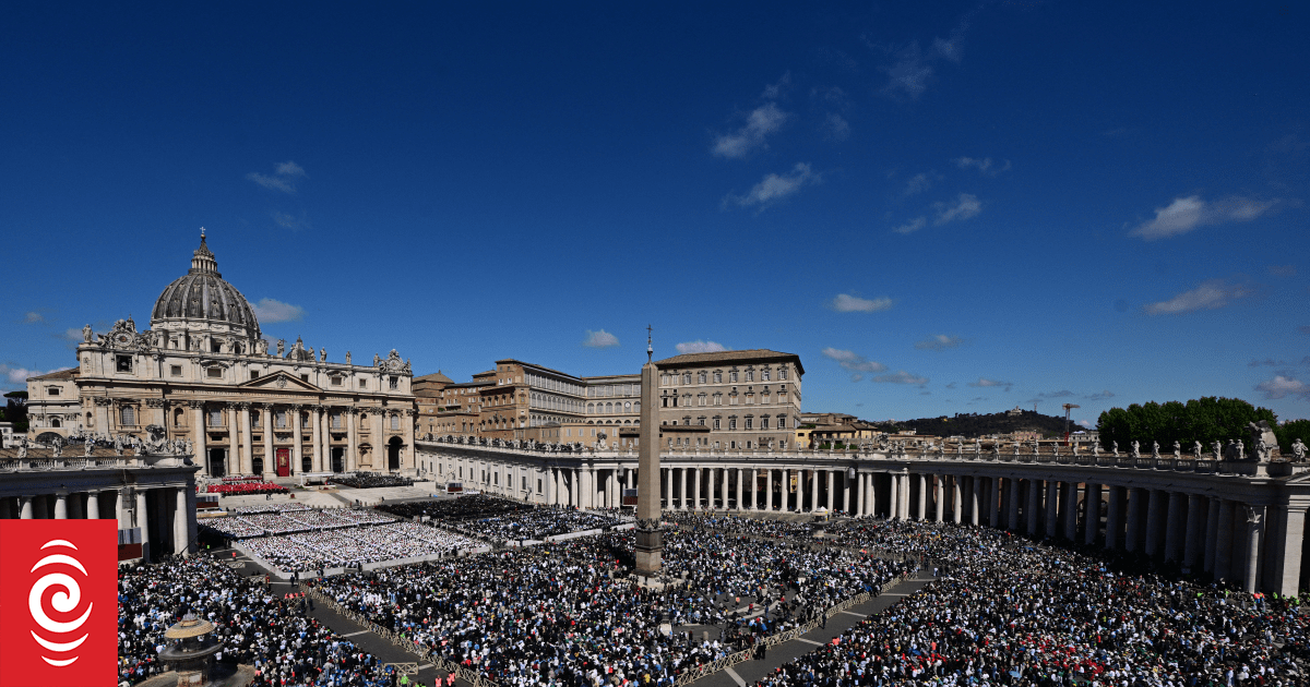 Pope Francis' coffin carried to his final resting place, huge crowds ...