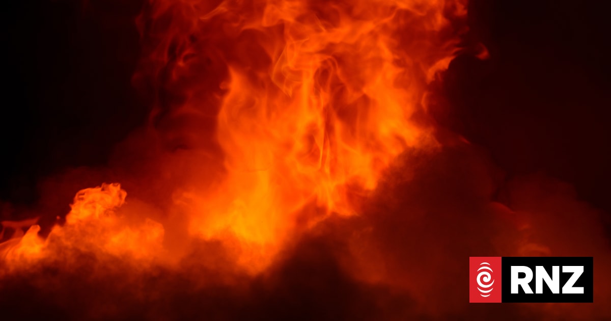 Fire crews, helicopters at large Wānaka fire put at risk by drones | RNZ