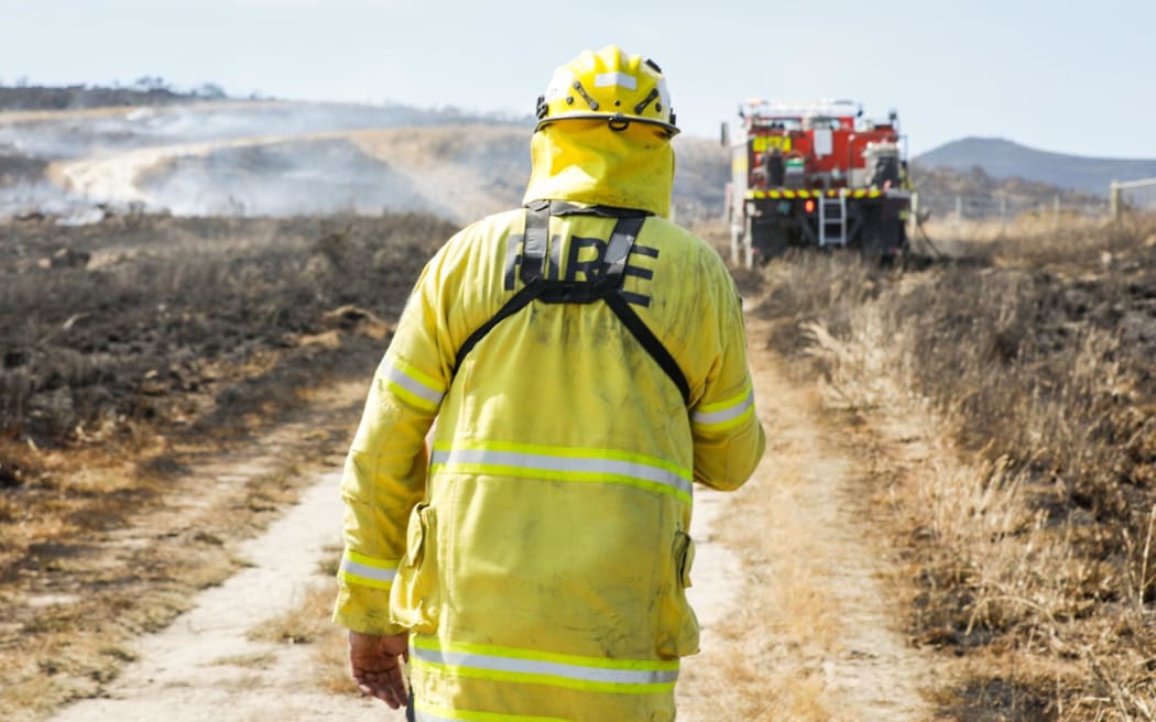 In pictures: Port Hills fire burns for third day | RNZ News