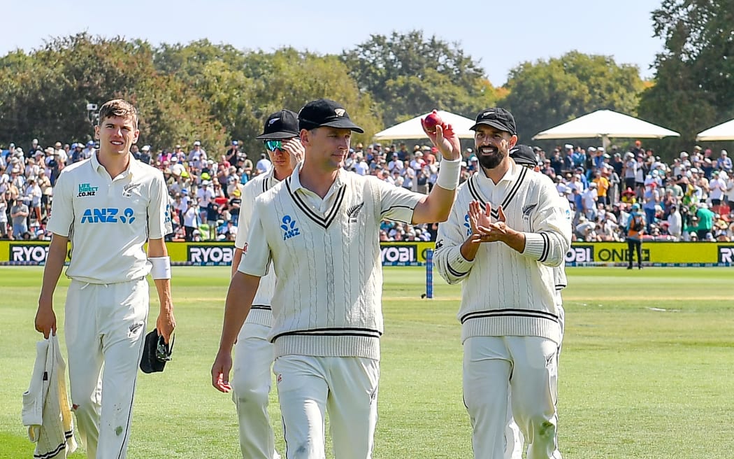 Matt Henry claims seven-wicket haul to keep New Zealand in the fight ...