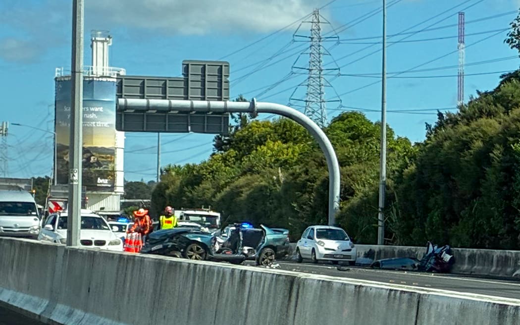 Lanes cleared after serious crash blocked Auckland's Northwestern ...