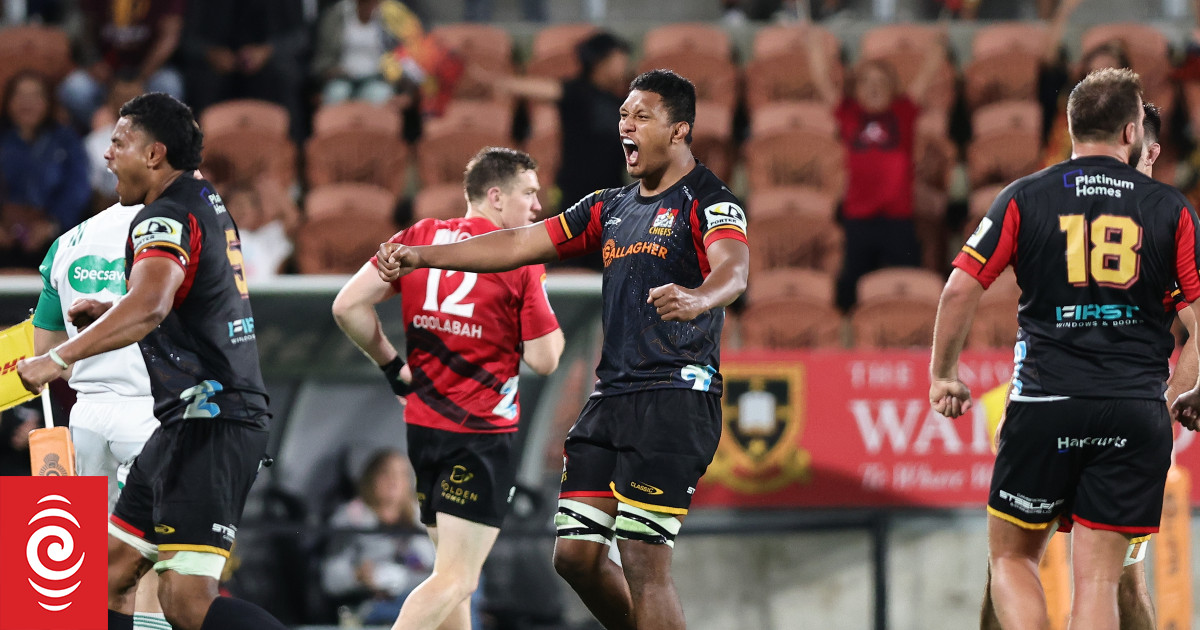 Chiefs pip champions Crusaders in dramatic Super Rugby opener | RNZ News