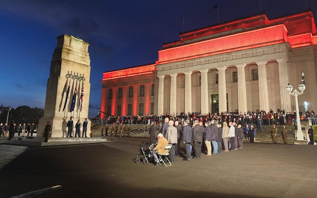 What to do (and not do) at an Anzac Day dawn service | RNZ