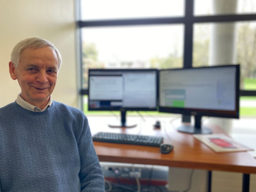 Computer lecturer wins national teaching award at 74 | RNZ