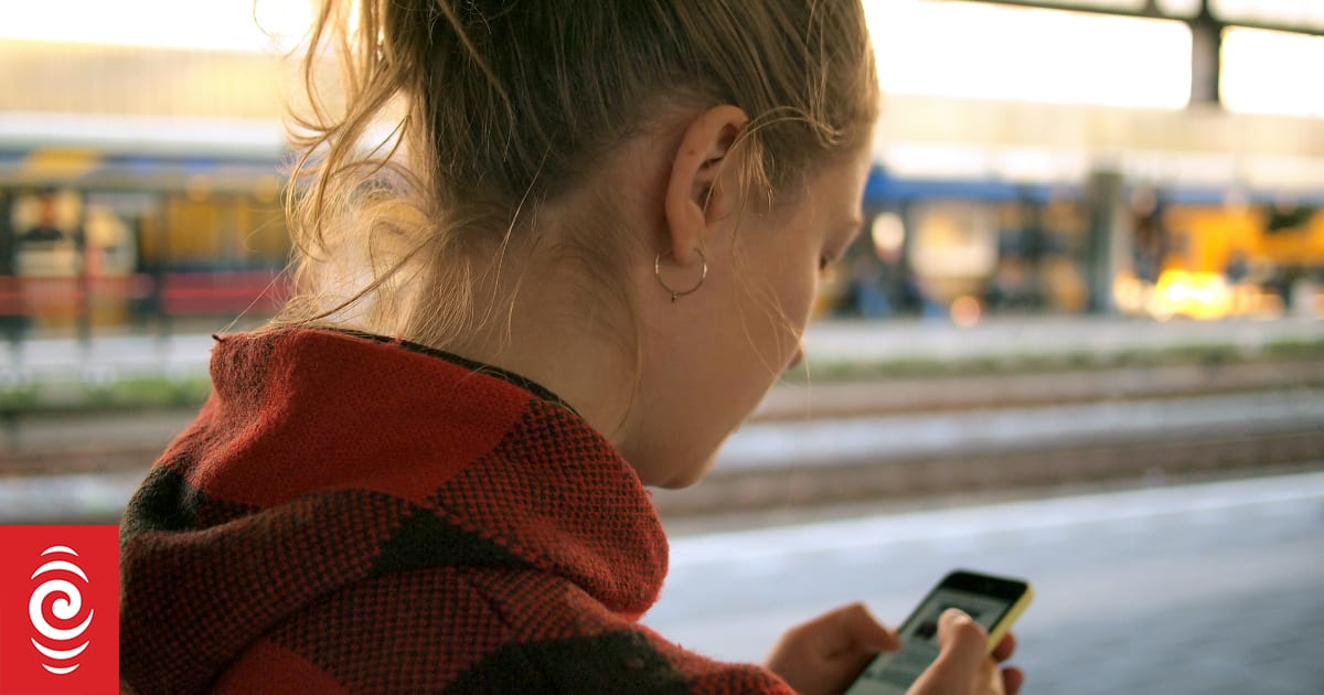 How would banning New Zealand teenagers from social media work? | RNZ