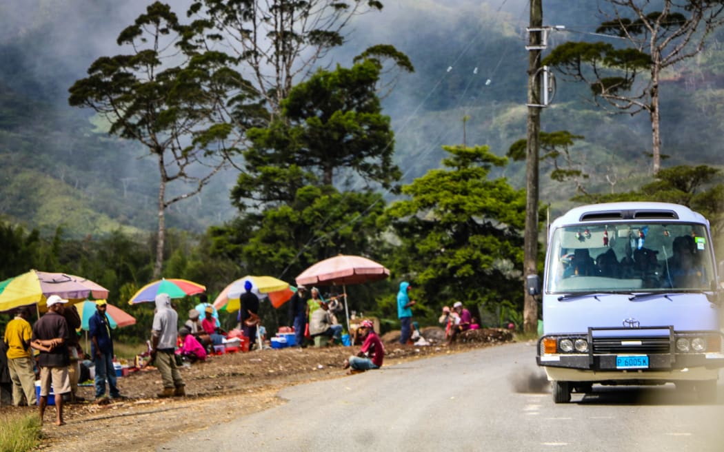 14 killed in head-on bus crash in PNG | RNZ News