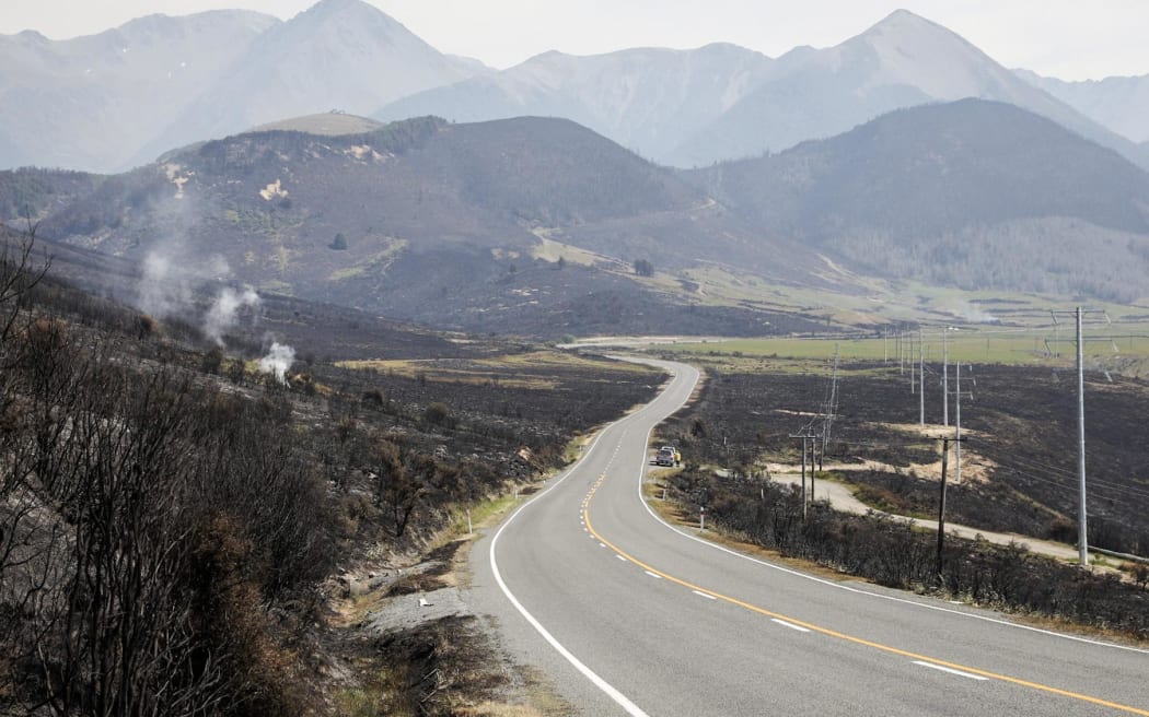 Firefighters work to get upper hand on Bridge Hill blaze | RNZ News