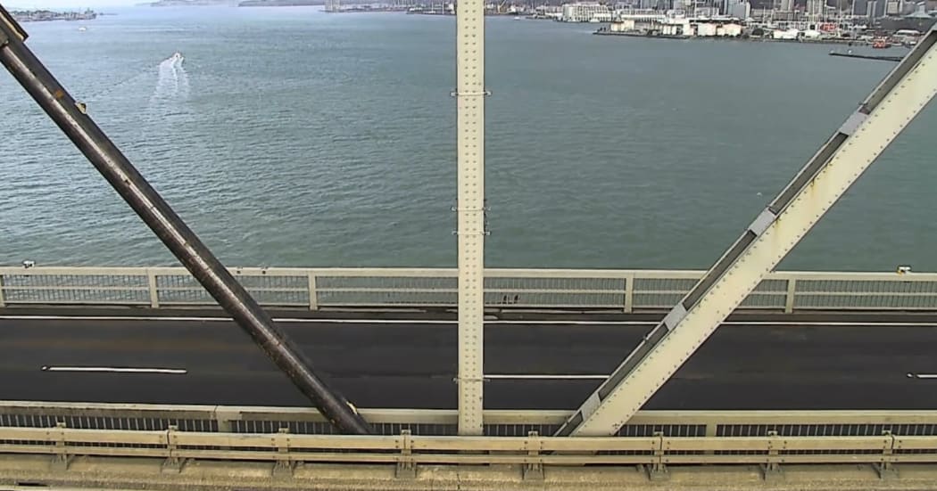 Auckland Harbour Bridge permanent strut now in place | RNZ News