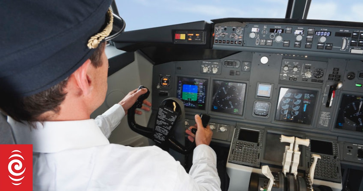 NZ's pilot numbers continue to dive | RNZ News