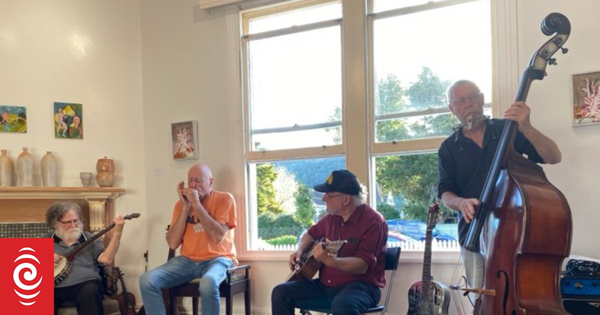 The last original jugband standing: Jack Craw with Railway Pie | RNZ