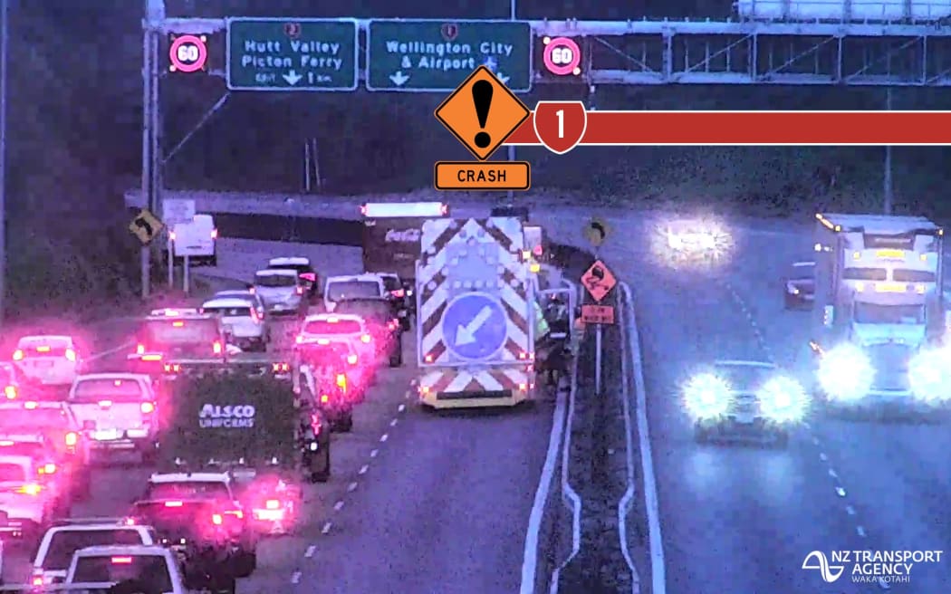 Delays of up to an hour possible after Wellington crash | RNZ News