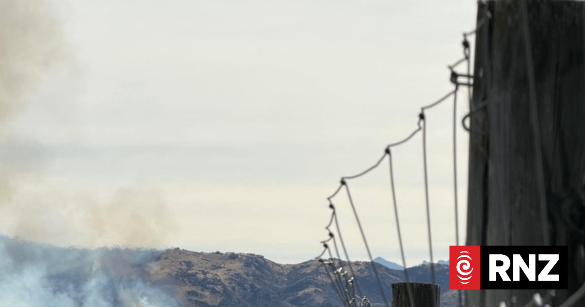 Homes evacuated in Central Otago after fire threatens properties | RNZ News