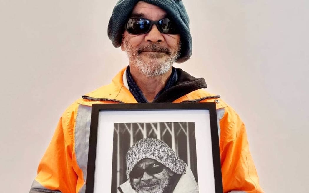 Mystery photographer who helped raise hundreds for homeless man ...