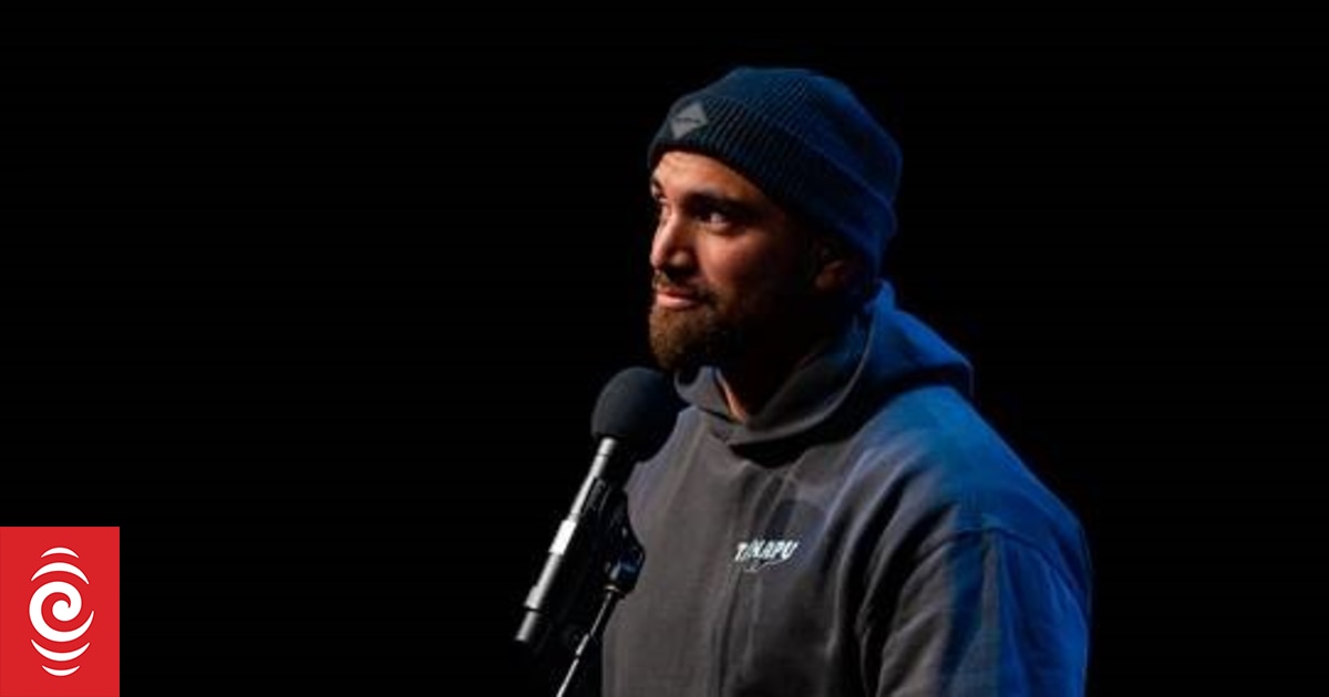 What goes on inside a te reo-only stand-up comedy show | RNZ News