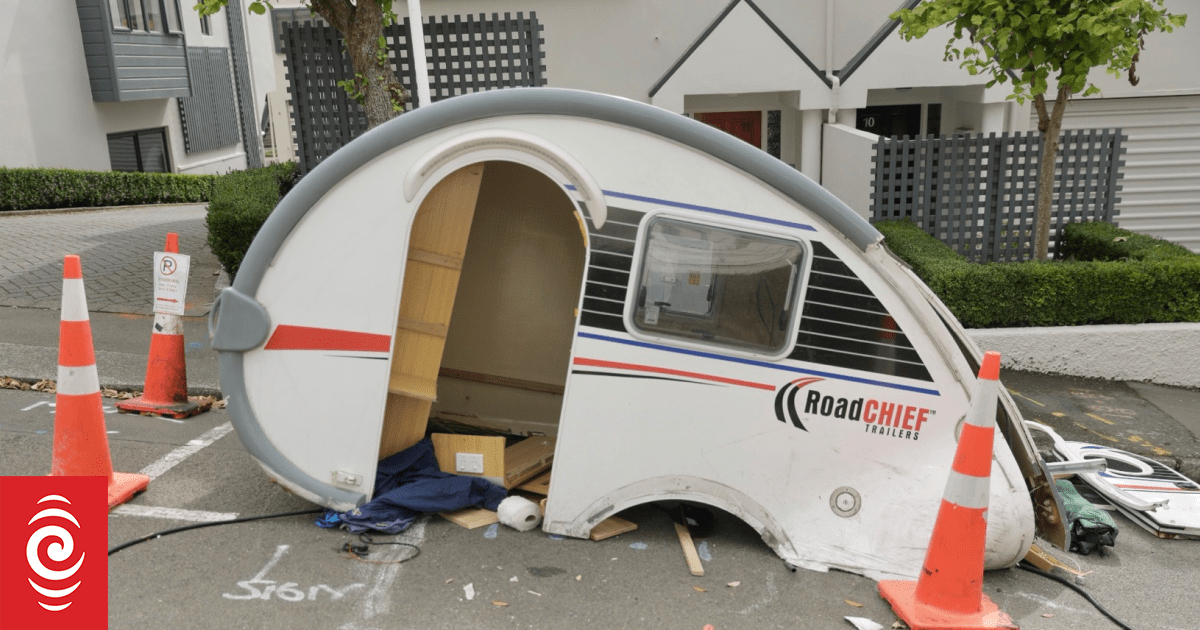 Duo try to flee police while towing caravan in Wellington | RNZ News
