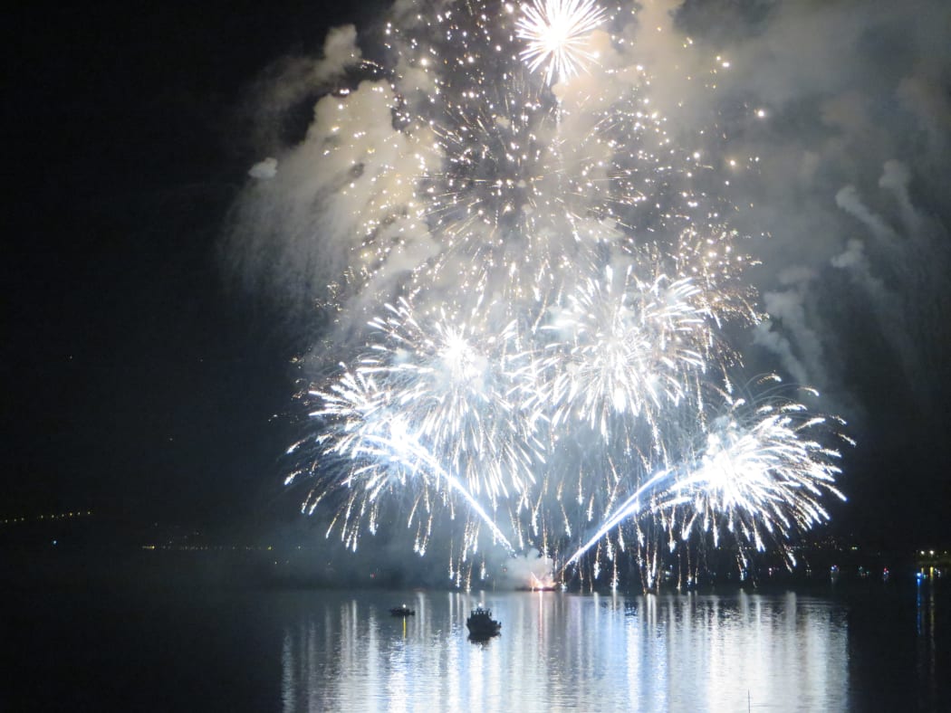 Thousands at fireworks display | RNZ News