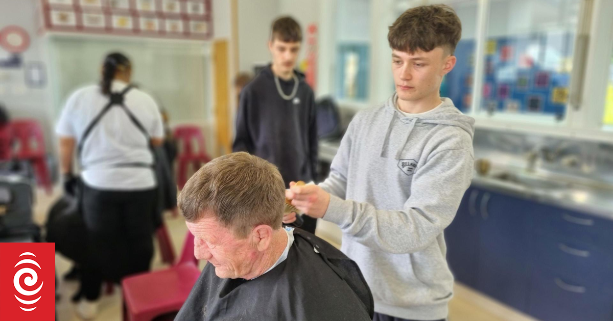 Barber students head back to school for free cuts | RNZ News