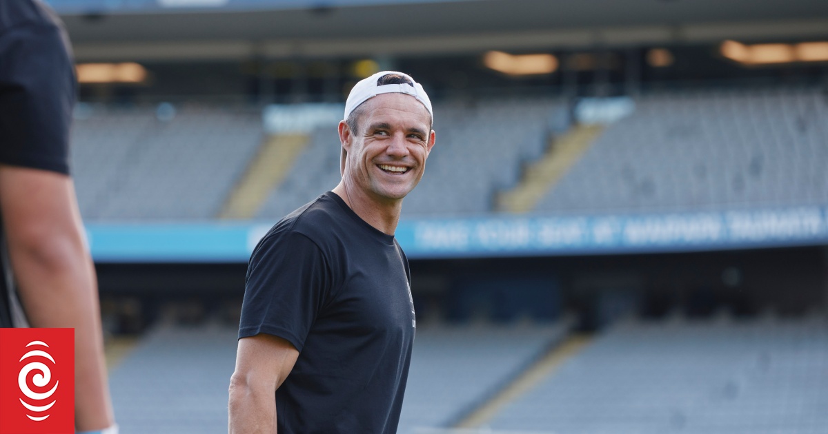 ‘It’s my happy place’ - Dan Carter kicking goals for kids in the ...