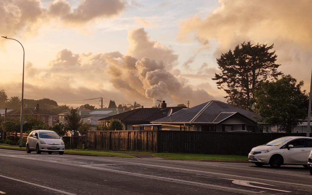 Large fire in South Auckland prompts toxic smoke warning | RNZ News