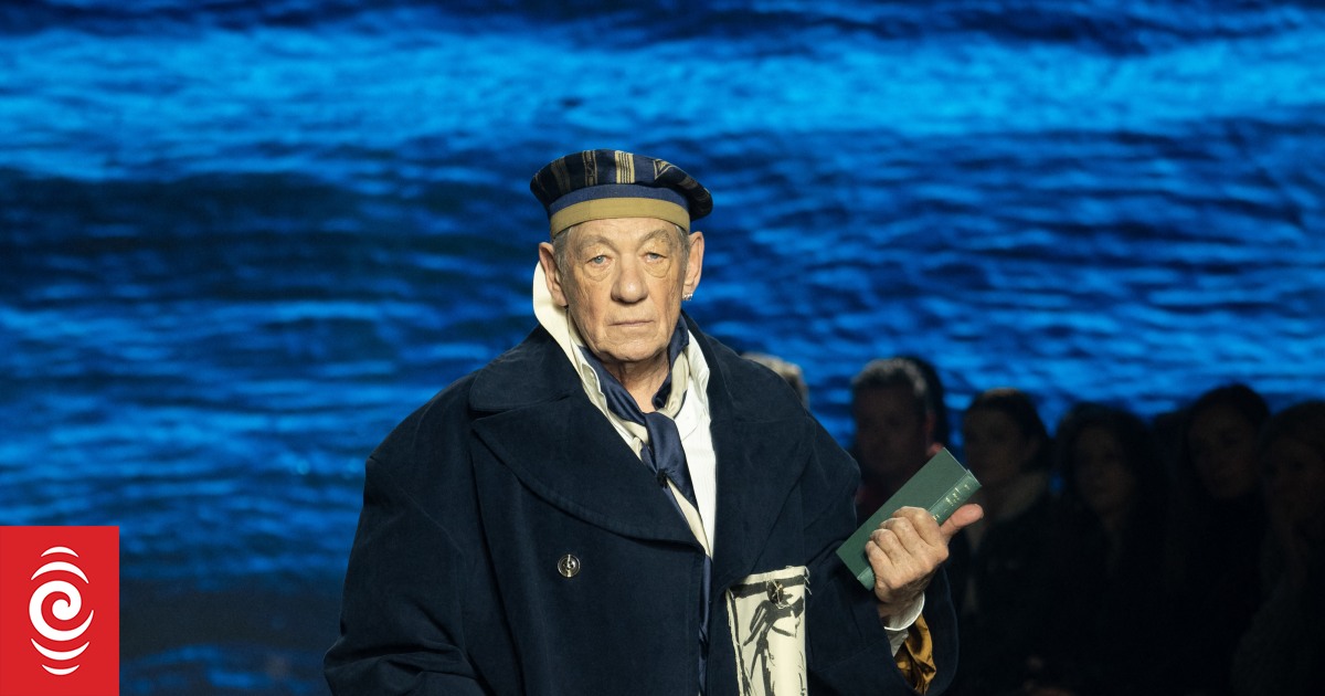Sir Ian McKellen falls off stage during performance | RNZ News