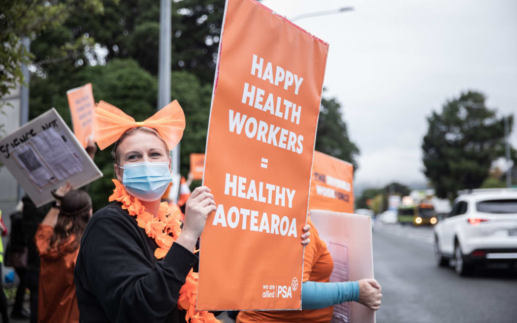 District health boards make new offer to allied health workers | RNZ News