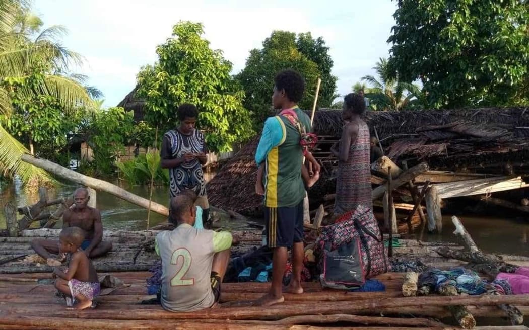 Five dead in PNG earthquake, death toll certain to rise | RNZ News