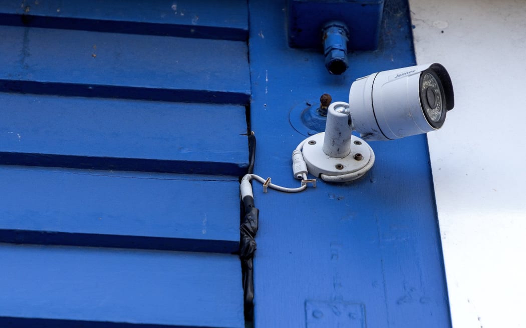 Unanimous support for home security for eligible councillors | RNZ News