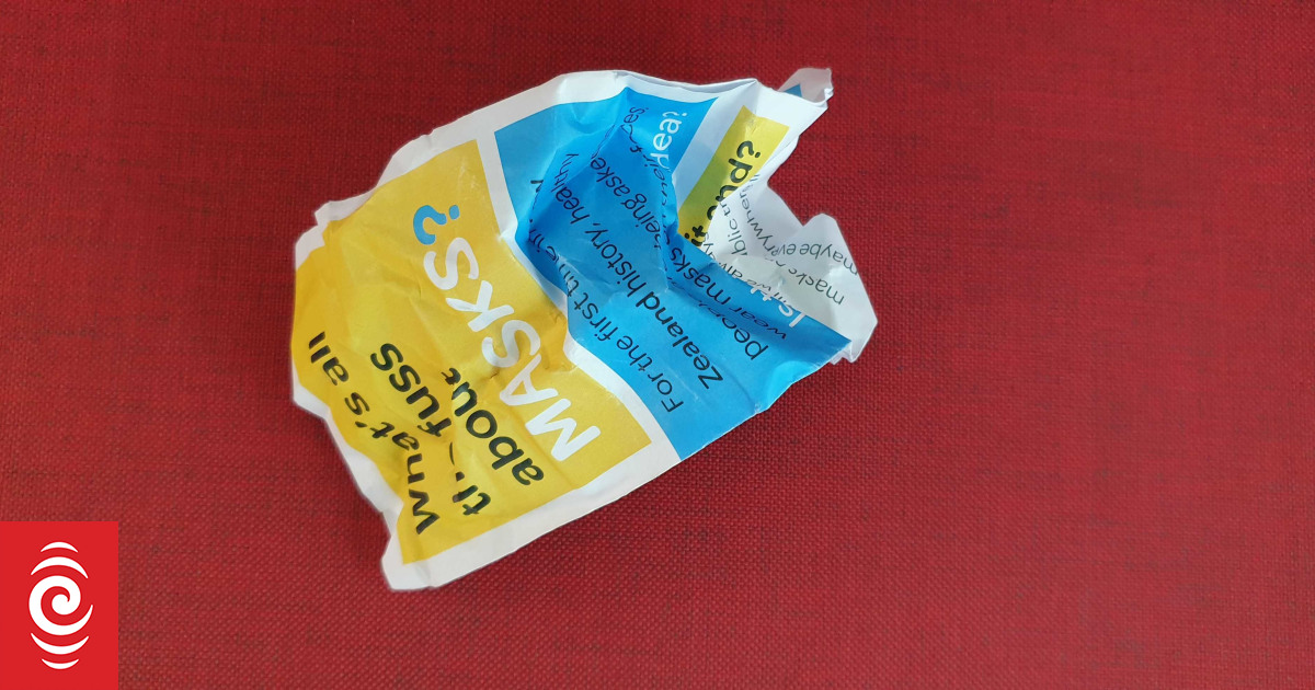 Group handing out anti-mask propaganda to commuters | RNZ