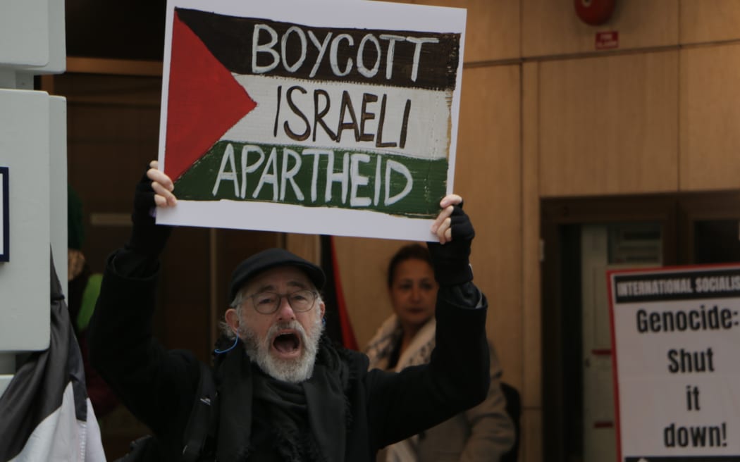 Protest outside Israeli Embassy closes road | RNZ News