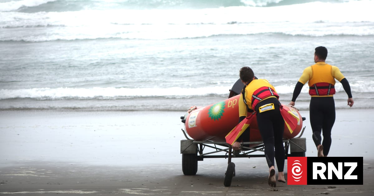 Lifeguards help 31 people at Bethells Beach, missing boys located | RNZ
