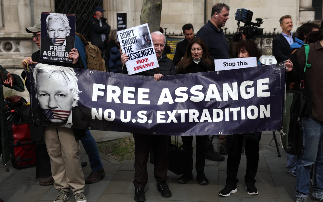 Julian Assange wins temporary reprieve from extradition to US | RNZ News