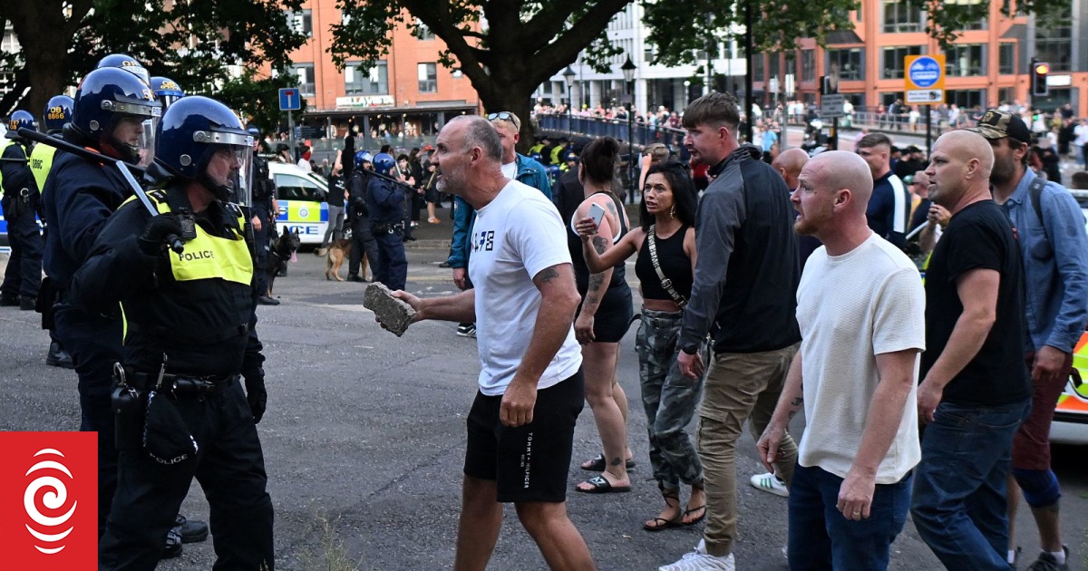 More than 370 arrested after violent UK riots | RNZ News