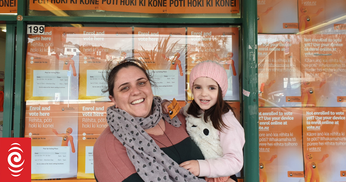 Early birds hit the polling stations for the start of voting | RNZ News