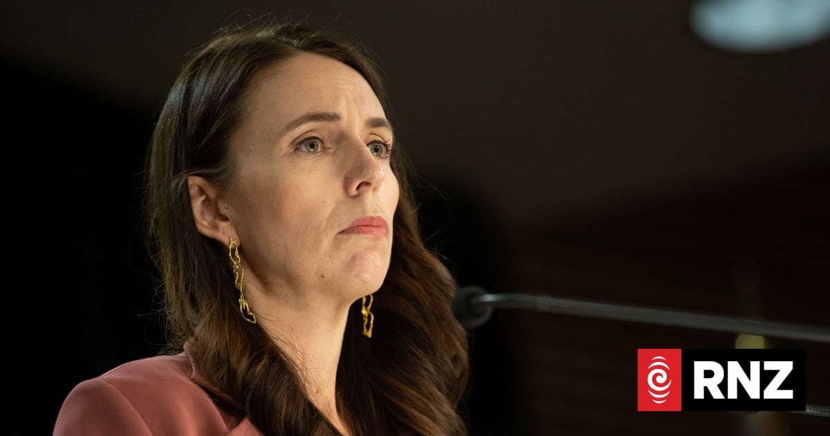 National overtakes Labour in new political poll | RNZ