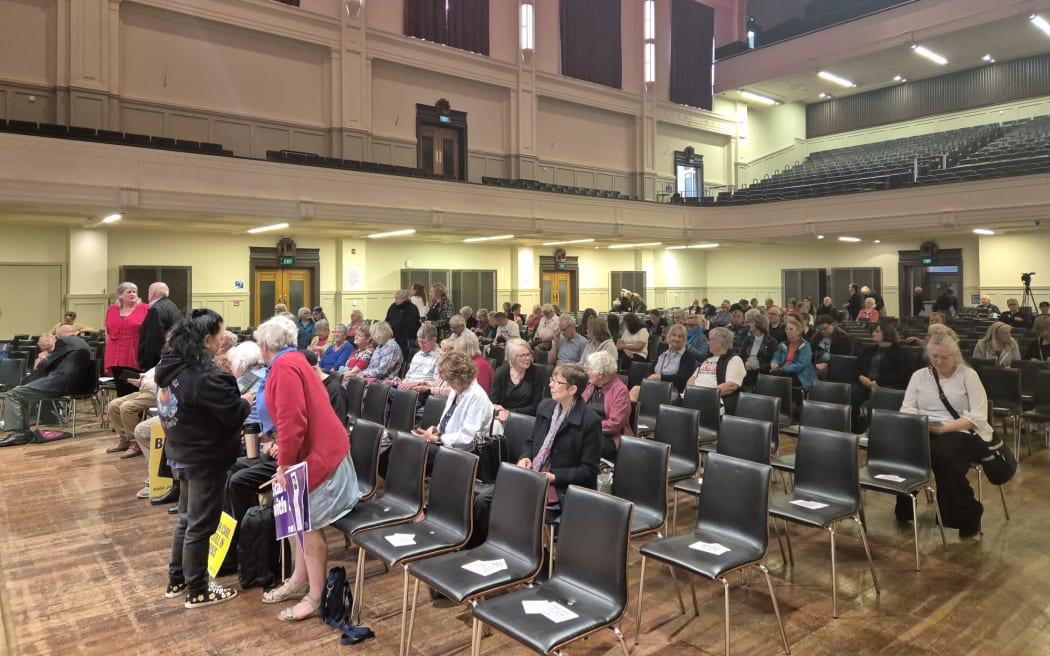 Dunedin Hospital protesters rally to support campaign | RNZ News