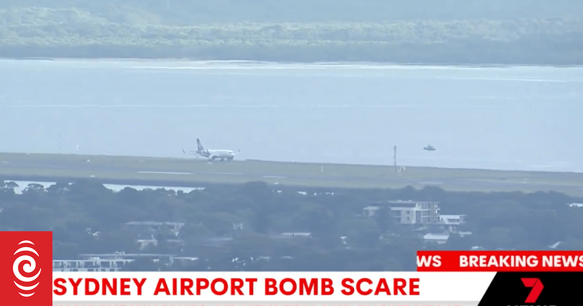 Air NZ plane lands in Sydney after bomb threat - reports | RNZ News