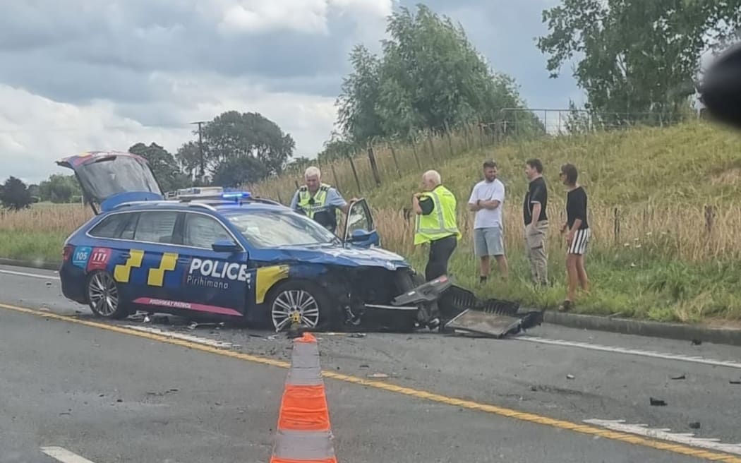 'Extensive damage' to vehicles after crash involving police car | RNZ News